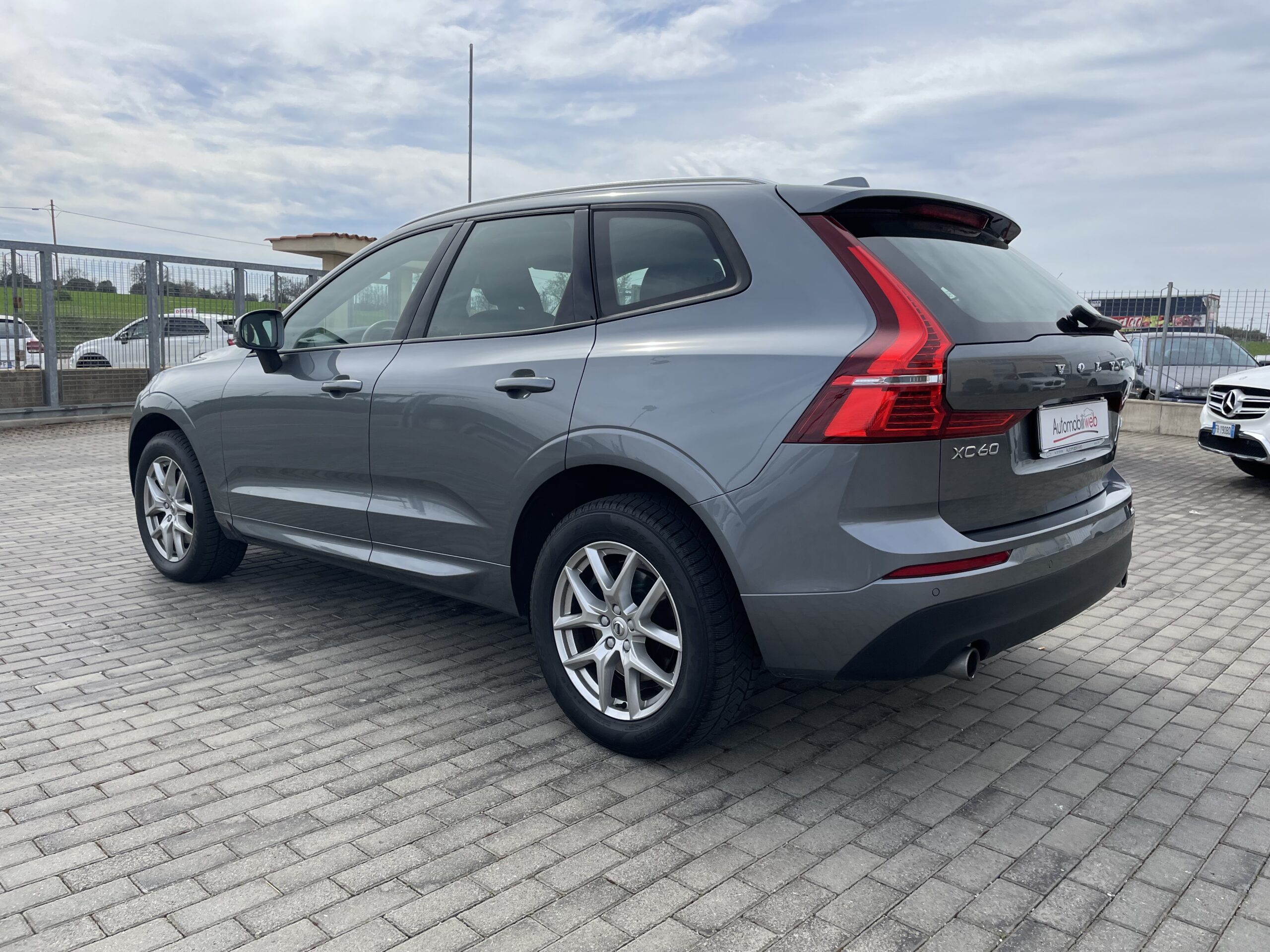 Volvo XC60 B4 MOMENTUM AWD – Automobili Web